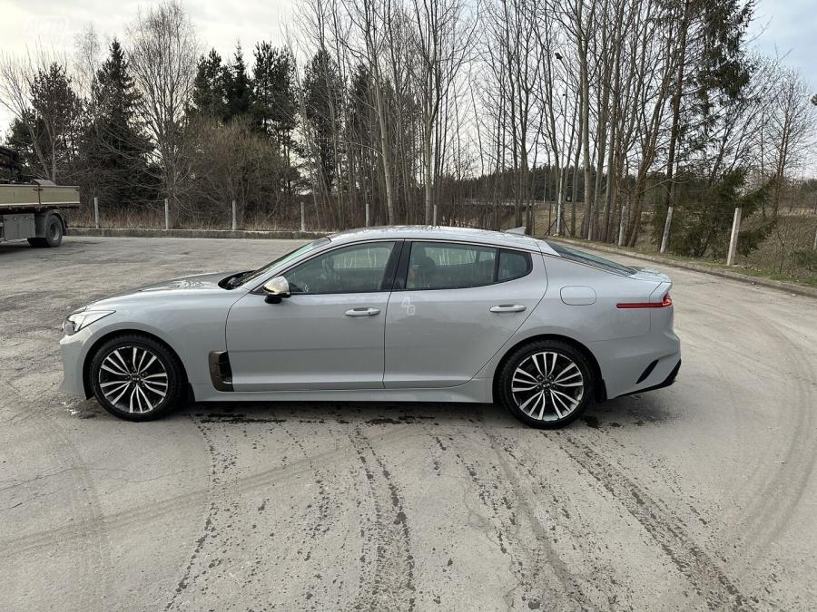 Grey Kia Stinger 2018 in Kelme, with an engine capacity of 2.00 L and mileage of 82 thousand km for 8000 €, photo 5 on AUTOMOTO.COM.LV