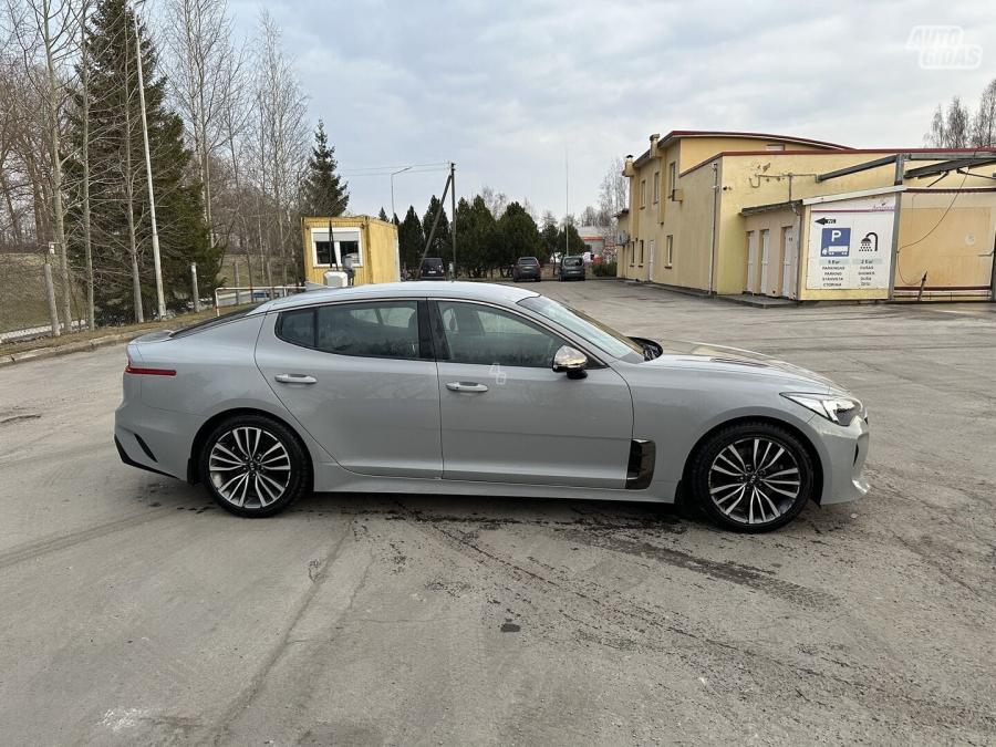 Grey Kia Stinger 2018 in Kelme, with an engine capacity of 2.00 L and mileage of 82 thousand km for 8000 €, photo 8 on AUTOMOTO.COM.LV