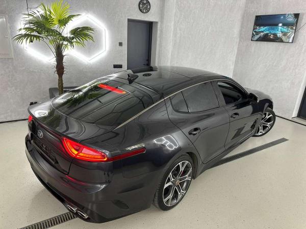 Grey Kia Stinger 2018 in Kaunas, with an engine capacity of 3.30 L and mileage of 82 thousand km for 23000 €, photo 8 on AUTOMOTO.COM.LV