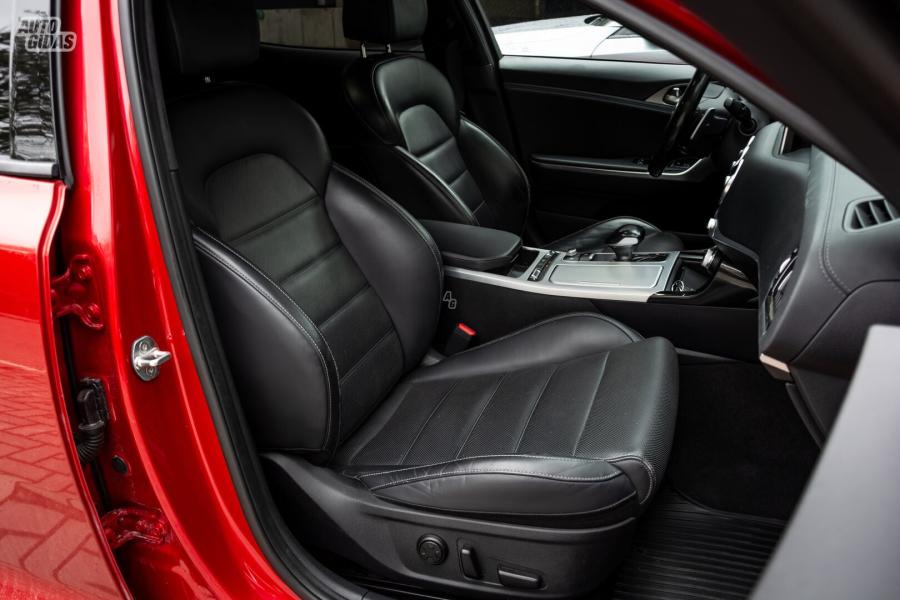 Red Kia Stinger 2017 in Vilnius, with an engine capacity of 2.20 L and mileage of 240 thousand km for 18500 €, photo 18 on AUTOMOTO.COM.LV