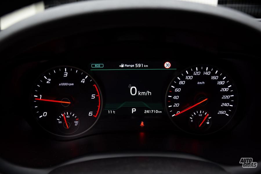 Red Kia Stinger 2017 in Vilnius, with an engine capacity of 2.20 L and mileage of 240 thousand km for 18500 €, photo 29 on AUTOMOTO.COM.LV