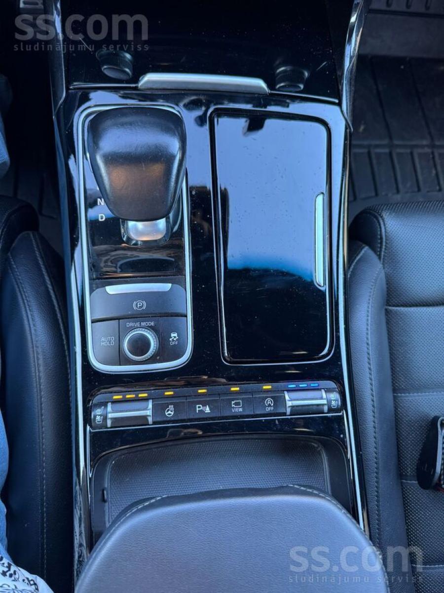 Red Kia Stinger 2018 in Liepaja, with an engine capacity of 2.20 L and mileage of 140 thousand km for 17300 €, photo 7 on AUTOMOTO.COM.LV