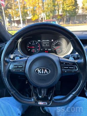Red Kia Stinger 2018 in Liepaja, with an engine capacity of 2.20 L and mileage of 140 thousand km for 17300 €, photo 10 on AUTOMOTO.COM.LV