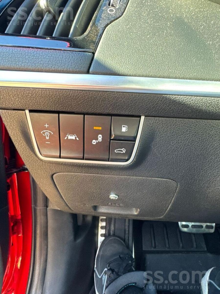 Red Kia Stinger 2018 in Liepaja, with an engine capacity of 2.20 L and mileage of 140 thousand km for 17300 €, photo 11 on AUTOMOTO.COM.LV