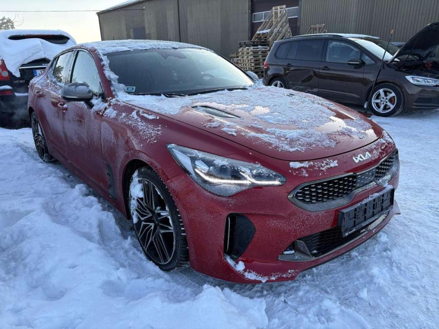 Red Kia Stinger 2023 in Riga, with an engine capacity of 3.34 L and mileage of 12 thousand km for 24426 €, photo 2 on AUTOMOTO.COM.LV