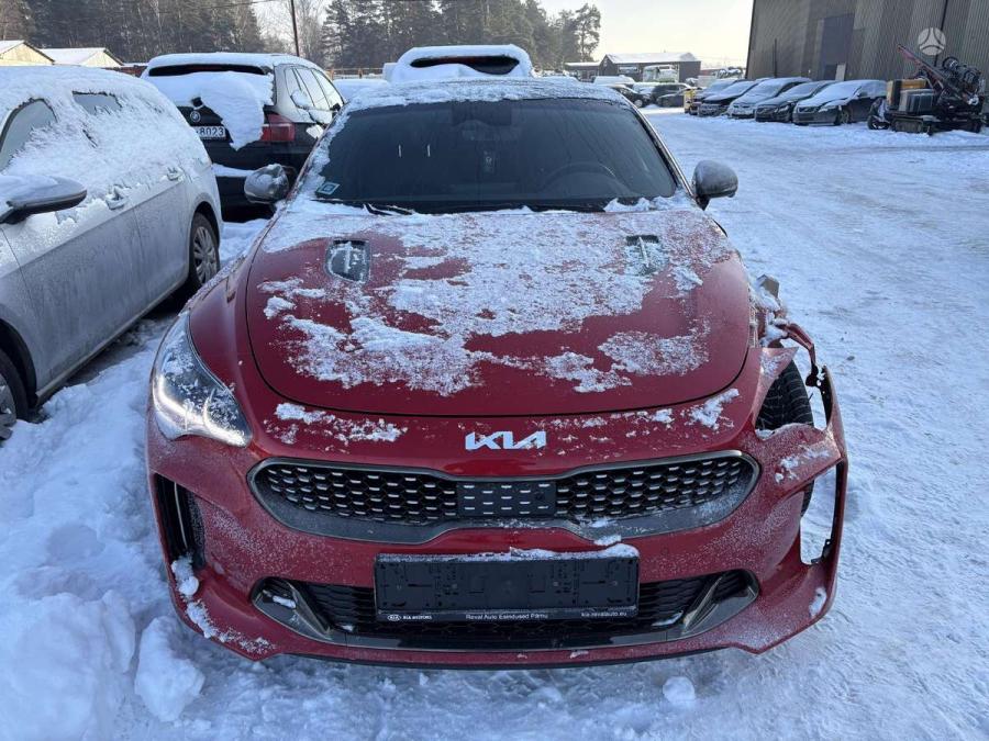 Red Kia Stinger 2023 in Riga, with an engine capacity of 3.34 L and mileage of 12 thousand km for 24426 €, photo 9 on AUTOMOTO.COM.LV