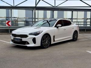 White Kia Stinger 2022 in Siauliai, with an engine capacity of 3.34 L and mileage of 86 thousand km for 20200 €, photo  on AUTOMOTO.COM.LV