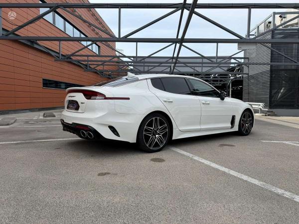 White Kia Stinger 2022 in Siauliai, with an engine capacity of 3.34 L and mileage of 86 thousand km for 20200 €, photo 5 on AUTOMOTO.COM.LV