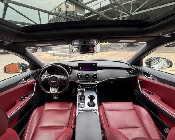 White Kia Stinger 2022 in Siauliai, with an engine capacity of 3.34 L and mileage of 86 thousand km for 20200 €, photo 10 on AUTOMOTO.COM.LV