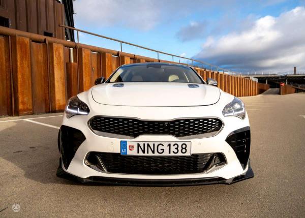 White Kia Stinger 2022 in Kaunas, with an engine capacity of 3.34 L and mileage of 81 thousand km for 29900 €, photo 2 on AUTOMOTO.COM.LV