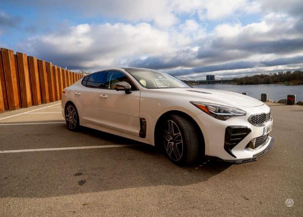 White Kia Stinger 2022 in Kaunas, with an engine capacity of 3.34 L and mileage of 81 thousand km for 29900 €, photo 3 on AUTOMOTO.COM.LV