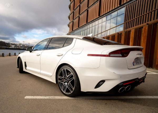 White Kia Stinger 2022 in Kaunas, with an engine capacity of 3.34 L and mileage of 81 thousand km for 29900 €, photo 4 on AUTOMOTO.COM.LV