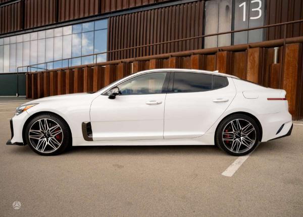 White Kia Stinger 2022 in Kaunas, with an engine capacity of 3.34 L and mileage of 81 thousand km for 29900 €, photo 6 on AUTOMOTO.COM.LV