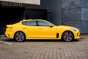 Yellow Kia Stinger 2018 in Tallinn, with an engine capacity of 3.30 L and mileage of 93 thousand km for 24999 €, photo 2 on AUTOMOTO.COM.LV