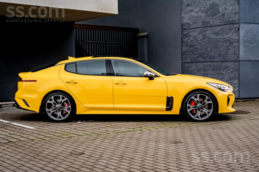 Yellow Kia Stinger 2018 in Tallinn, with an engine capacity of 3.30 L and mileage of 93 thousand km for 24999 €, photo 2 on AUTOMOTO.COM.LV