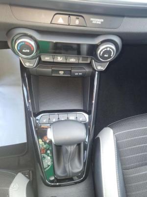 Black Kia Stonic 2024 in Vilkaviskis, with an engine capacity of 1.00 L and mileage of 30 thousand km for 16600 €, photo 13 on AUTOMOTO.COM.LV