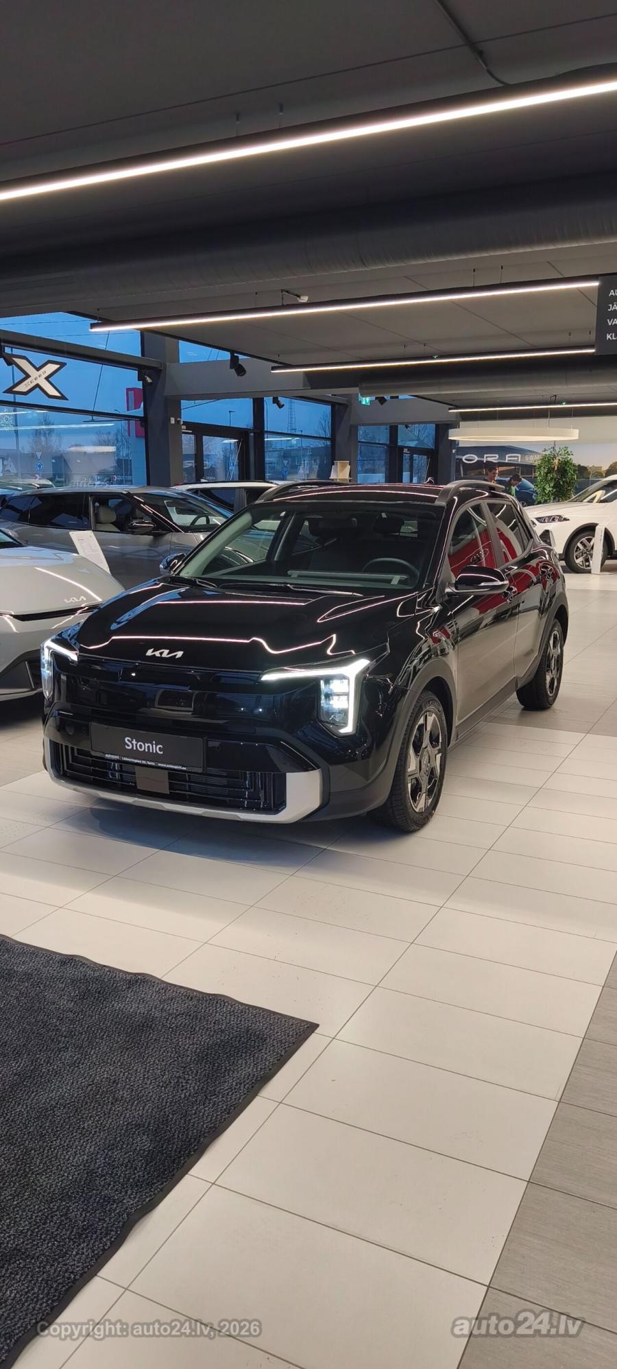 Melns Kia Stonic 2026 Tartu, ar dzinēja tilpumu 1.00 L un nobraukumu 3 tūkst. km par 23990 €, foto 1 vietnē AUTOMOTO.COM.LV