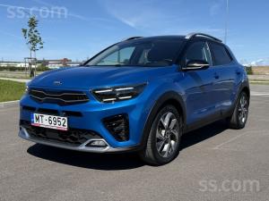 Zils Kia Stonic 2021 Liepāja, ar dzinēja tilpumu 1.00 L un nobraukumu 13 tūkst. km par 17500 €, foto  vietnē AUTOMOTO.COM.LV