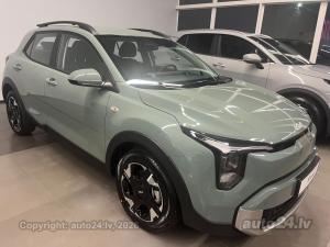 Zaļš Kia Stonic 2026 Kuresāre, ar dzinēja tilpumu 1.00 L un nobraukumu 5 tūkst. km par 20590 €, foto  vietnē AUTOMOTO.COM.LV