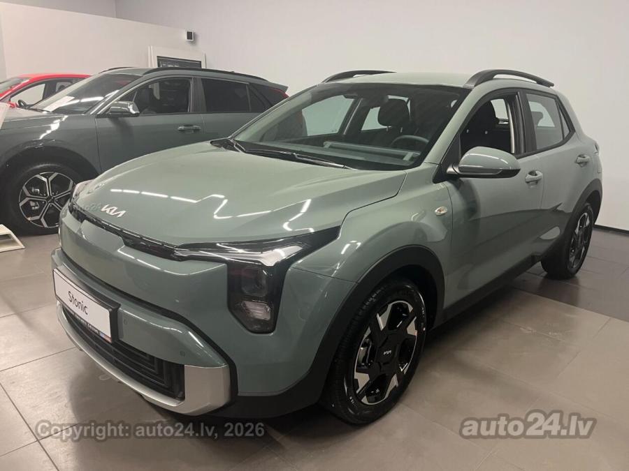 Zaļš Kia Stonic 2026 Kuresāre, ar dzinēja tilpumu 1.00 L un nobraukumu 5 tūkst. km par 20590 €, foto 2 vietnē AUTOMOTO.COM.LV
