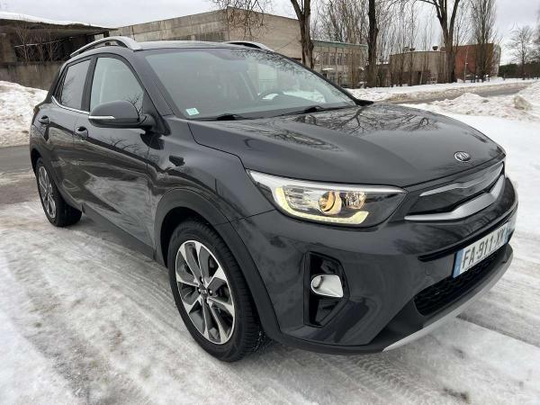 Grey Kia Stonic 2018 in Taurage, with an engine capacity of 1.00 L and mileage of 153 thousand km for 6550 €, photo 1 on AUTOMOTO.COM.LV