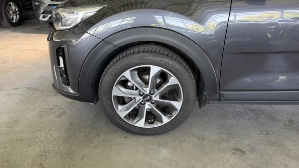 Pelēks Kia Stonic 2018 Rīga, ar dzinēja tilpumu 1.40 L un nobraukumu 132 tūkst. km par 1090000 €, foto 6 vietnē AUTOMOTO.COM.LV