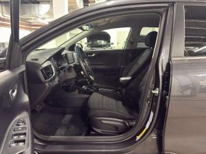 Grey Kia Stonic 2019 in Vilnius, with an engine capacity of 1.00 L and mileage of 63 thousand km for 13500 €, photo 9 on AUTOMOTO.COM.LV