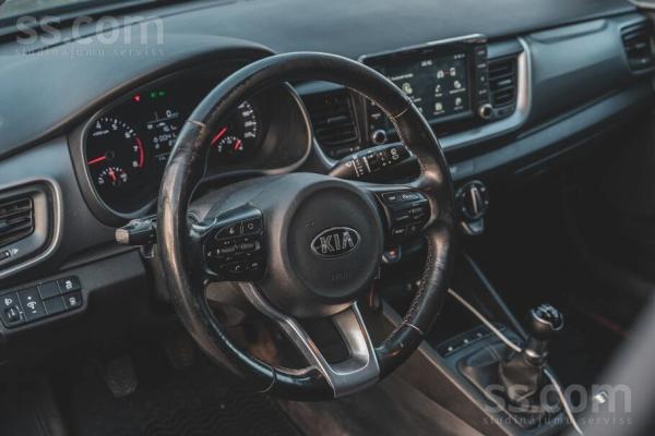 Grey Kia Stonic 2017 in Jelgava, with an engine capacity of 1.20 L and mileage of 165 thousand km for 8900 €, photo 4 on AUTOMOTO.COM.LV