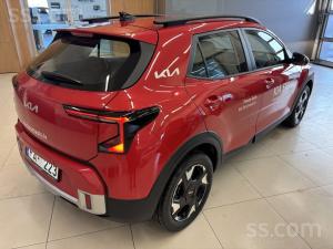 Sarkans Kia Stonic 2026 Rīga, ar dzinēja tilpumu 1.00 L un nobraukumu 2 tūkst. km par 20900 €, foto 5 vietnē AUTOMOTO.COM.LV