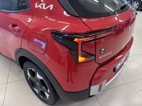 Sarkans Kia Stonic 2026 Rīga, ar dzinēja tilpumu 1.00 L un nobraukumu 2 tūkst. km par 2090000 €, foto 6 vietnē AUTOMOTO.COM.LV