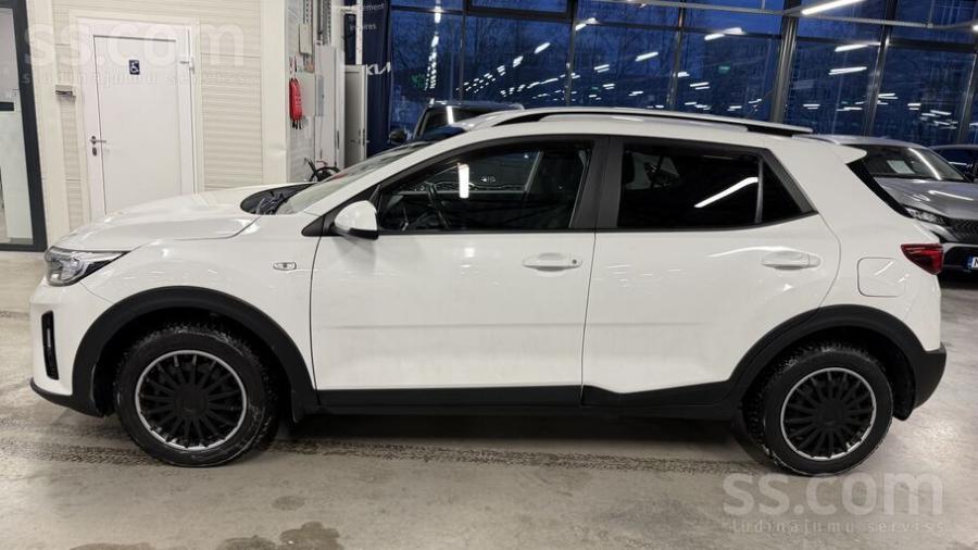 White Kia Stonic 2019 in Riga, with an engine capacity of 1.40 L and mileage of 81 thousand km for 9900 €, photo 2 on AUTOMOTO.COM.LV