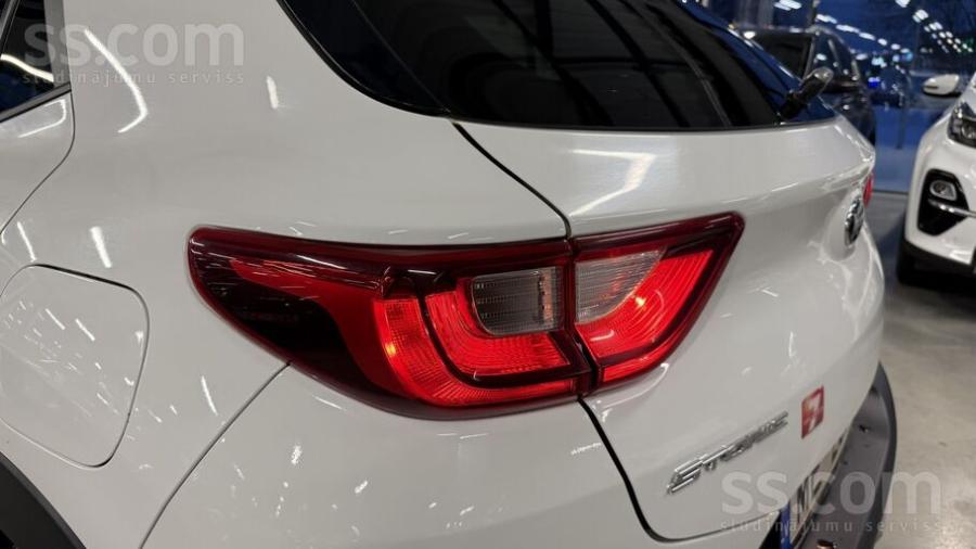 White Kia Stonic 2019 in Riga, with an engine capacity of 1.40 L and mileage of 81 thousand km for 9900 €, photo 9 on AUTOMOTO.COM.LV
