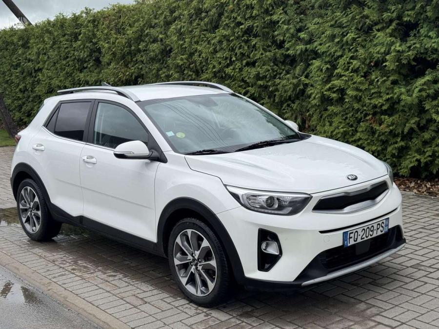 White Kia Stonic 2020 in Taurage, with an engine capacity of 1.60 L and mileage of 221 thousand km for 6950 €, photo 1 on AUTOMOTO.COM.LV