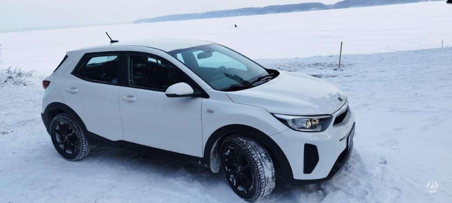 White Kia Stonic 2021 in Kaunas, with an engine capacity of 1.00 L and mileage of 42 thousand km for 10900 €, photo 2 on AUTOMOTO.COM.LV
