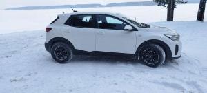 White Kia Stonic 2021 in Kaunas, with an engine capacity of 1.00 L and mileage of 42 thousand km for 10900 €, photo 3 on AUTOMOTO.COM.LV