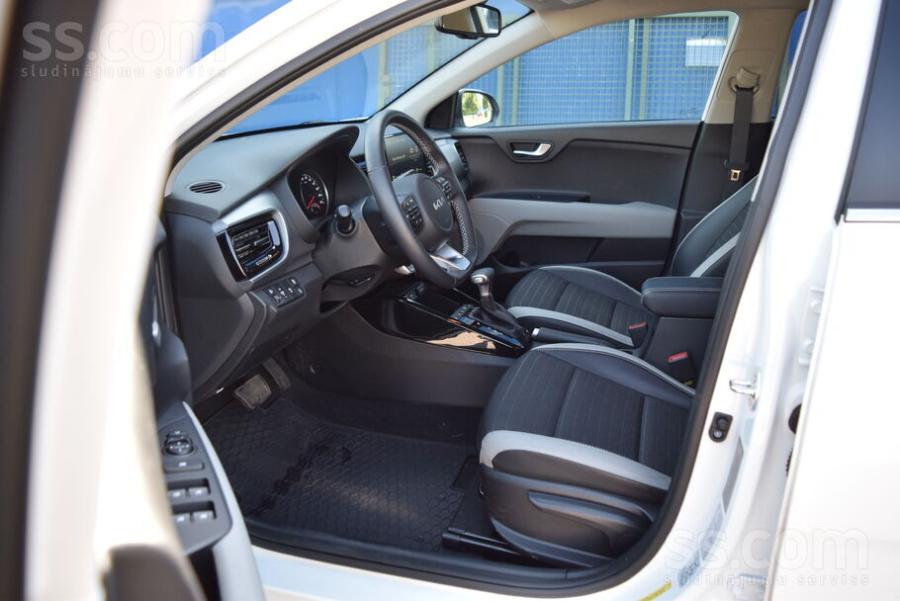 White Kia Stonic 2024 in Riga, with an engine capacity of 1.00 L and mileage of 20 thousand km for 15900 €, photo 4 on AUTOMOTO.COM.LV