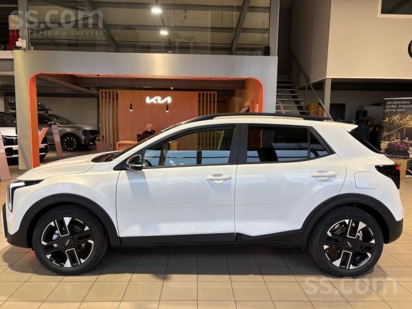 White Kia Stonic 2026 in Liepaja, with an engine capacity of 1.00 L and mileage of 6 thousand km for 26940 €, photo 2 on AUTOMOTO.COM.LV