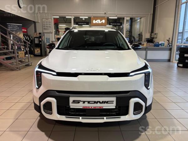 White Kia Stonic 2026 in Liepaja, with an engine capacity of 1.00 L and mileage of 6 thousand km for 26940 €, photo 9 on AUTOMOTO.COM.LV