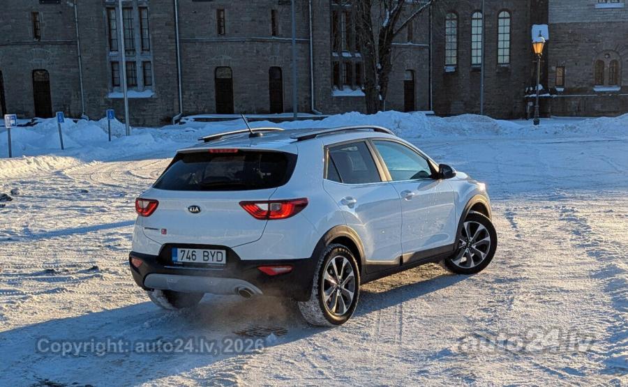 White Kia Stonic 2018 in Narva, with an engine capacity of 1.40 L and mileage of 94 thousand km for 13500 €, photo 2 on AUTOMOTO.COM.LV