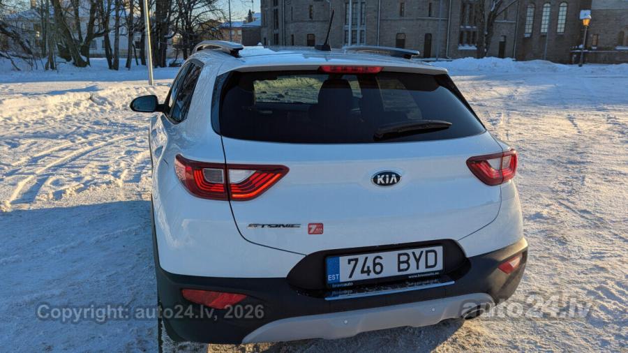 White Kia Stonic 2018 in Narva, with an engine capacity of 1.40 L and mileage of 94 thousand km for 13500 €, photo 3 on AUTOMOTO.COM.LV