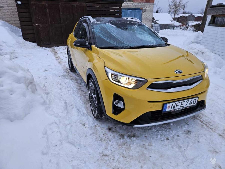 Yellow Kia Stonic 2019 in Siauliai, with an engine capacity of 1.37 L and mileage of 69 thousand km for 9300 €, photo 1 on AUTOMOTO.COM.LV