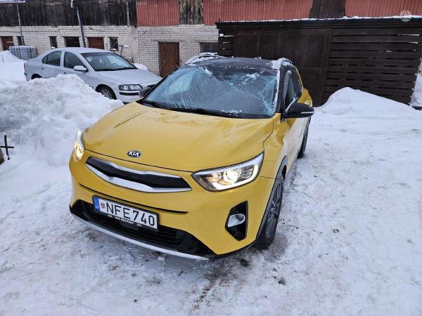 Yellow Kia Stonic 2019 in Siauliai, with an engine capacity of 1.37 L and mileage of 69 thousand km for 9300 €, photo 3 on AUTOMOTO.COM.LV