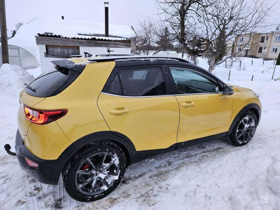Yellow Kia Stonic 2019 in Siauliai, with an engine capacity of 1.37 L and mileage of 69 thousand km for 9300 €, photo 5 on AUTOMOTO.COM.LV