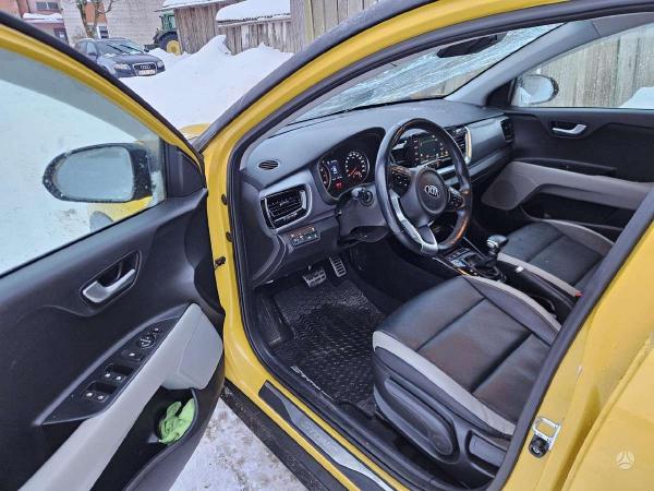 Yellow Kia Stonic 2019 in Siauliai, with an engine capacity of 1.37 L and mileage of 69 thousand km for 9300 €, photo 6 on AUTOMOTO.COM.LV