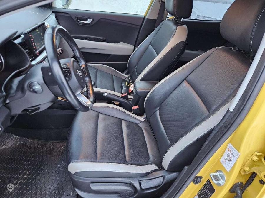 Yellow Kia Stonic 2019 in Siauliai, with an engine capacity of 1.37 L and mileage of 69 thousand km for 9300 €, photo 9 on AUTOMOTO.COM.LV