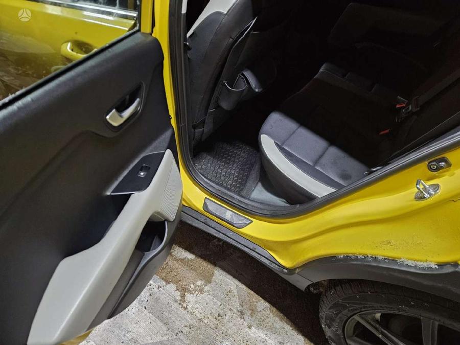 Yellow Kia Stonic 2019 in Siauliai, with an engine capacity of 1.37 L and mileage of 69 thousand km for 9300 €, photo 22 on AUTOMOTO.COM.LV