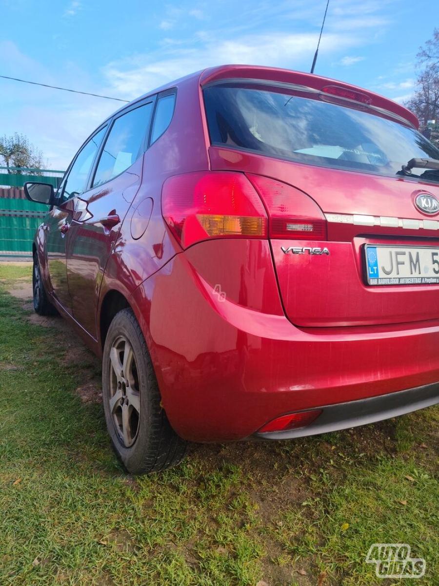Red Kia Venga 2011 in Vilnius, with an engine capacity of 1.40 L and mileage of 205 thousand km for 2000 €, photo 3 on AUTOMOTO.COM.LV