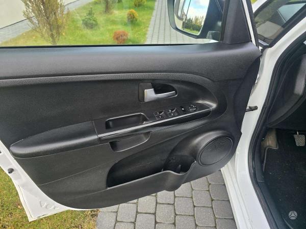 White Kia Venga 2017 in Rokiskis, with an engine capacity of 1.58 L and mileage of 270 thousand km for 3550 €, photo 11 on AUTOMOTO.COM.LV