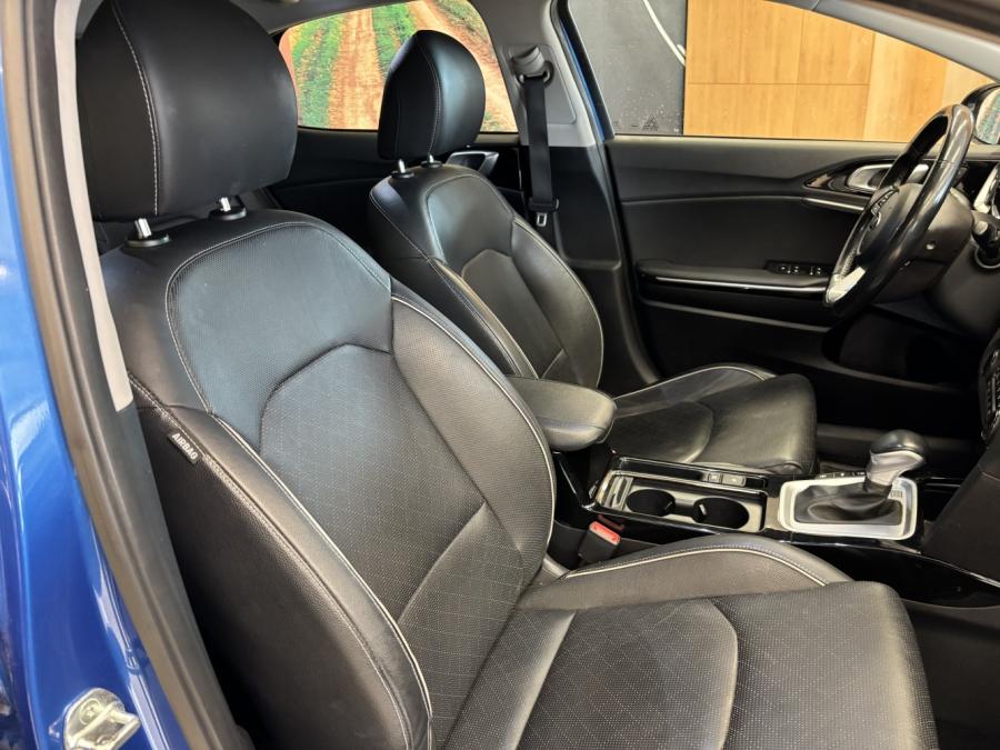 Blue Kia XCeed 2021 in Riga, with an engine capacity of 1.60 L and mileage of 127 thousand km for 15500 €, photo 15 on AUTOMOTO.COM.LV