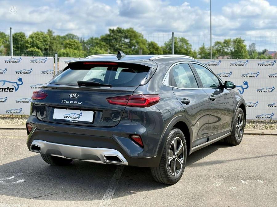 Grey Kia XCeed 2021 in Vilnius, with an engine capacity of 1.58 L and mileage of 109 thousand km for 16999 €, photo 3 on AUTOMOTO.COM.LV
